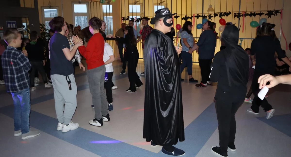 Magiczna noc wróżb i tańca: Andrzejki w Specjalnym Ośrodku Szkolno ...